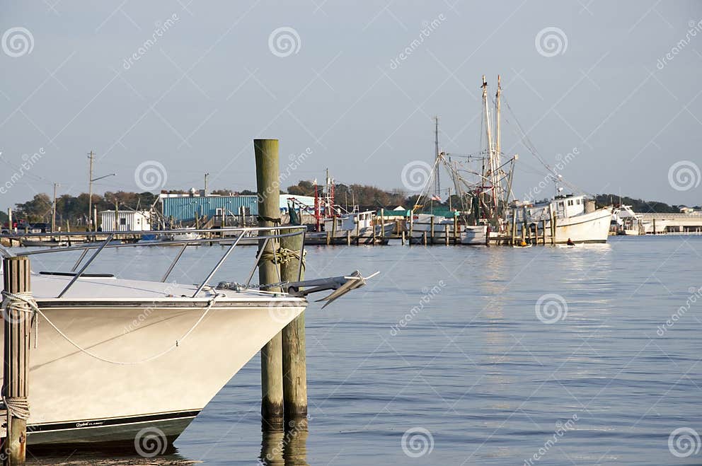 De Boten Van Garnalen in De Middag Stock Foto - Image of kant, boot ...