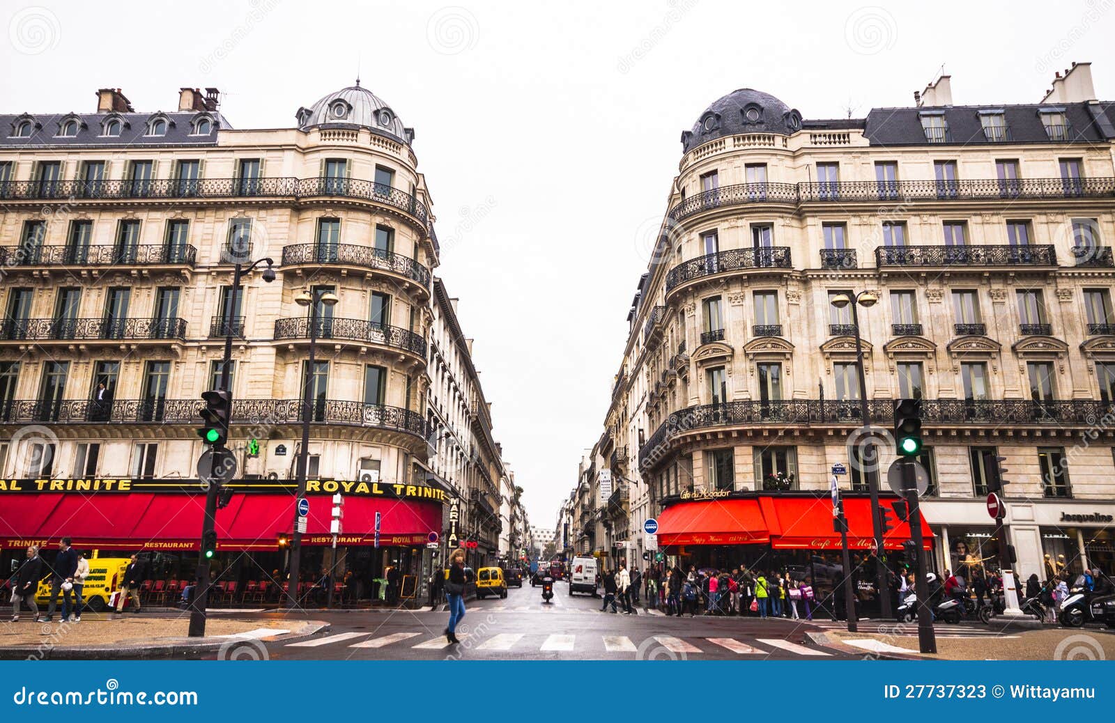 De boulevard Haussmann redactionele stock foto. Image of gebouwd - 27737323