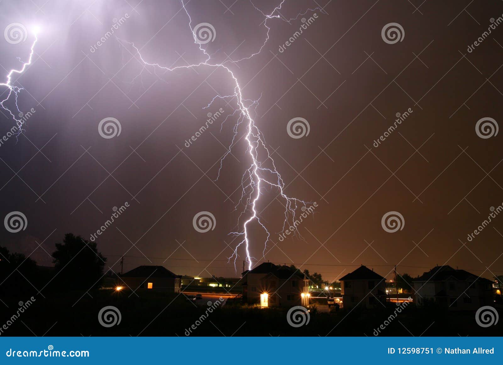 De bouten van de bliksem stock afbeelding. Image of hitte - 12598751