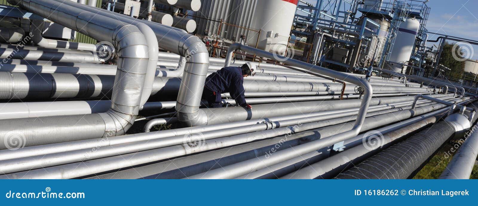 De Bouw En De Arbeider Van De Pijpleiding Stock Foto - Image of ...