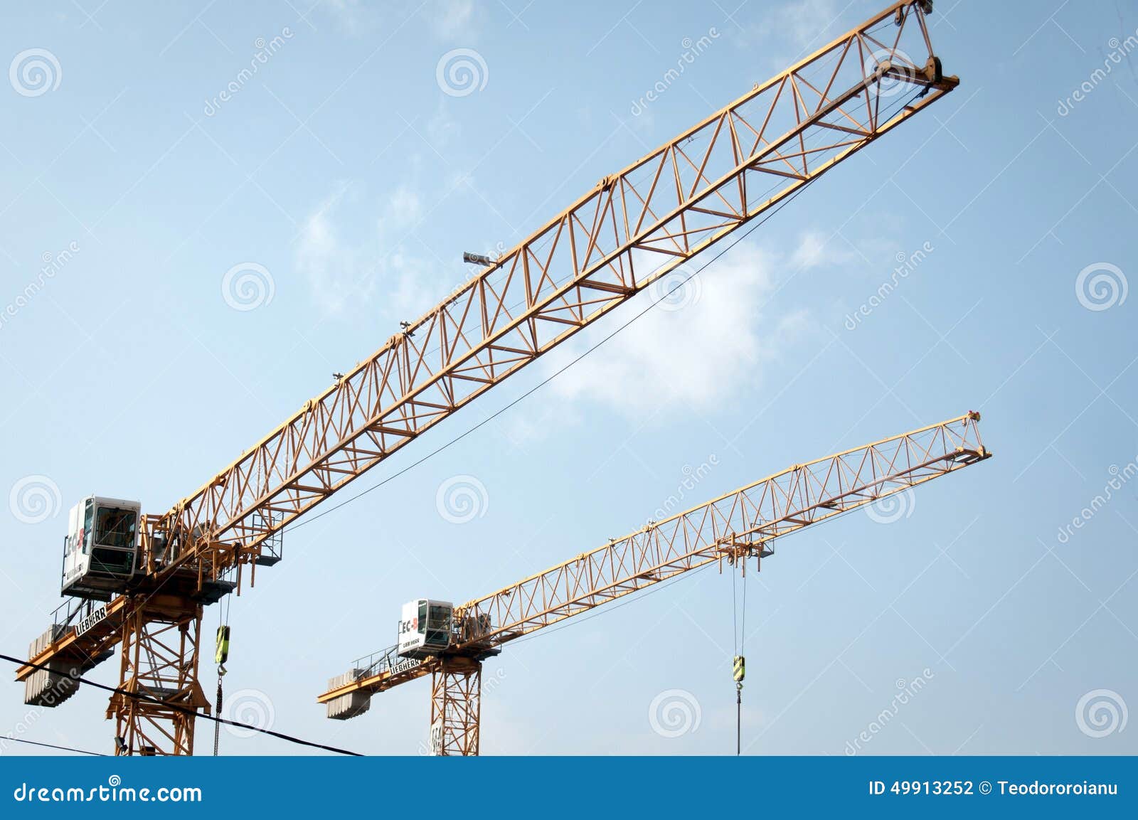 De bouw met hoge kranen redactionele fotografie. Image of manipuleer ...