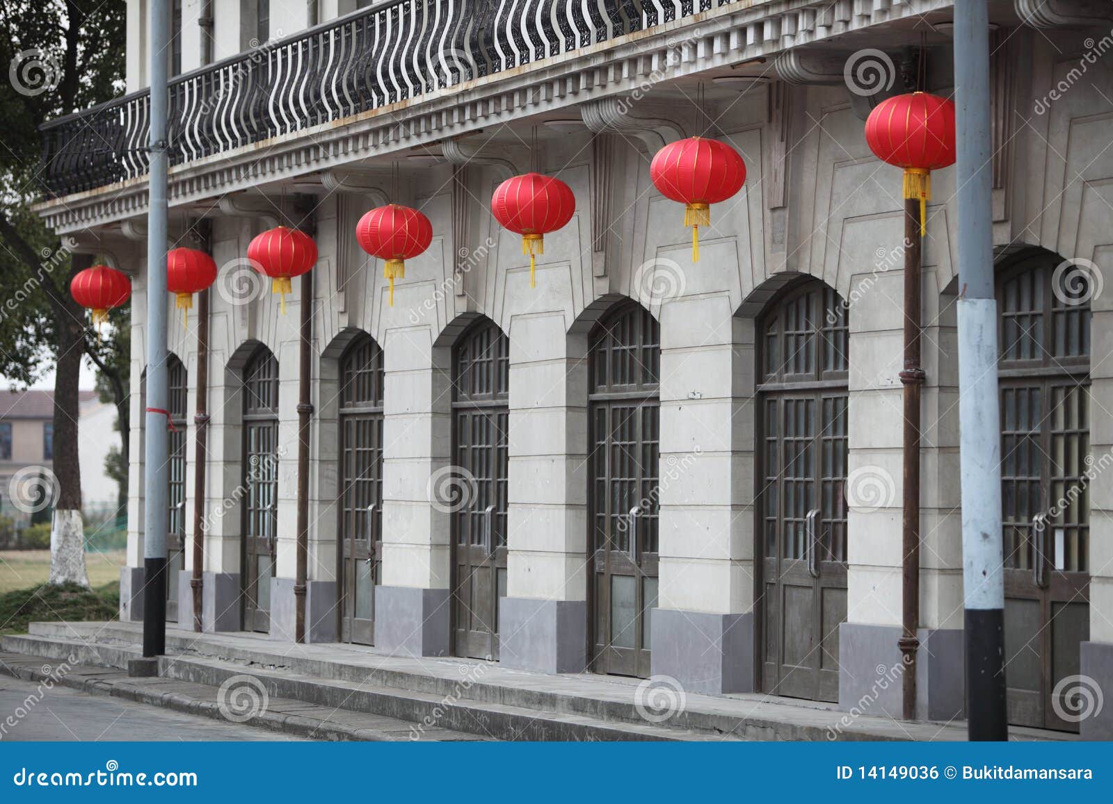 De bouw met rode lantaarn stock foto. Image of cultuur - 14149036