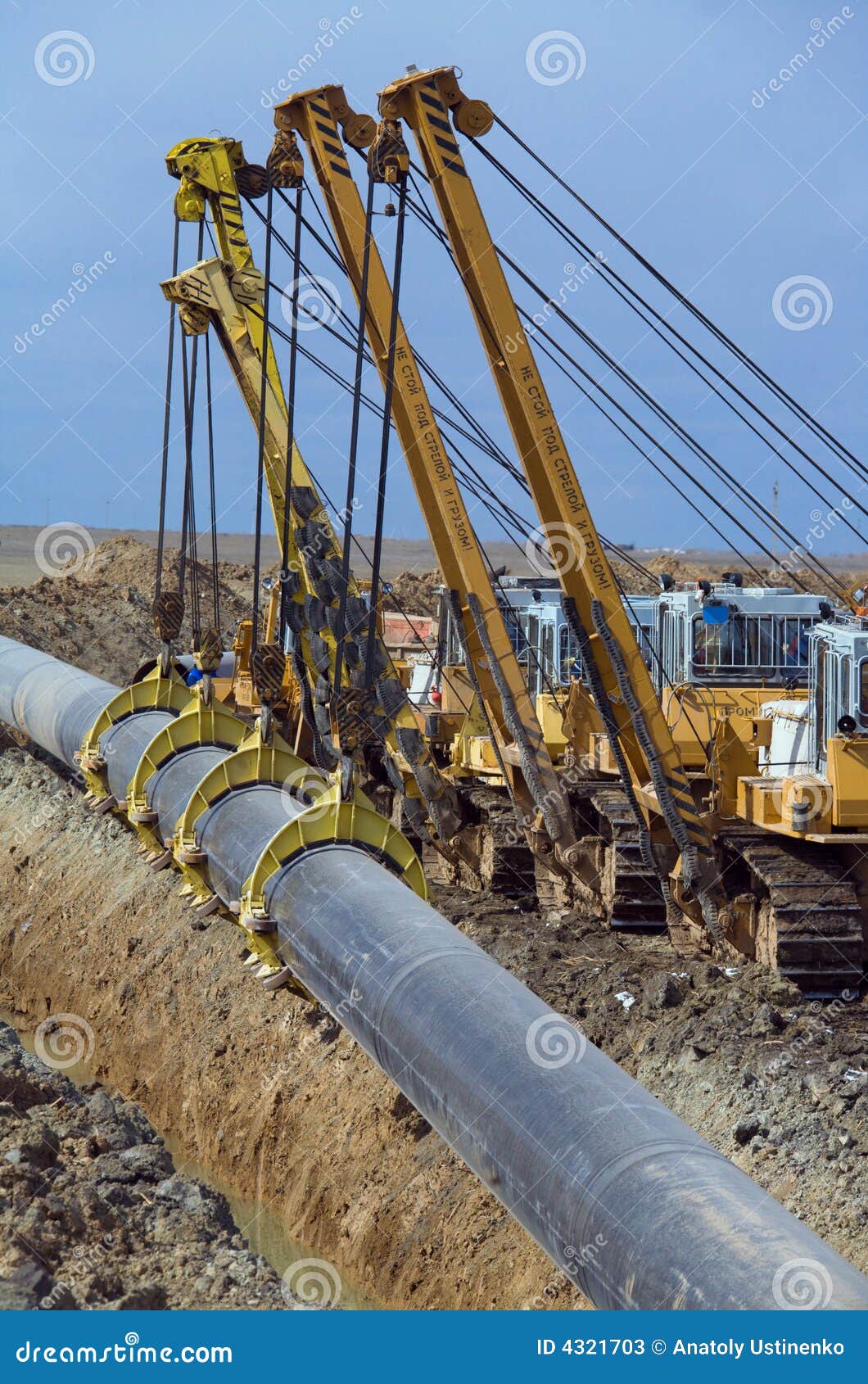 De bouw van de pijpleiding stock afbeelding. Image of cilinder - 4321703