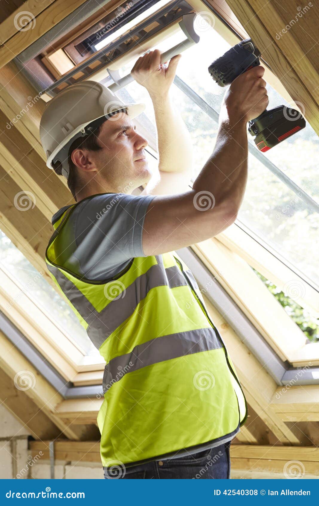 De Bouwvakker Using Drill To Installeert Venster Stock Foto - Image of ...