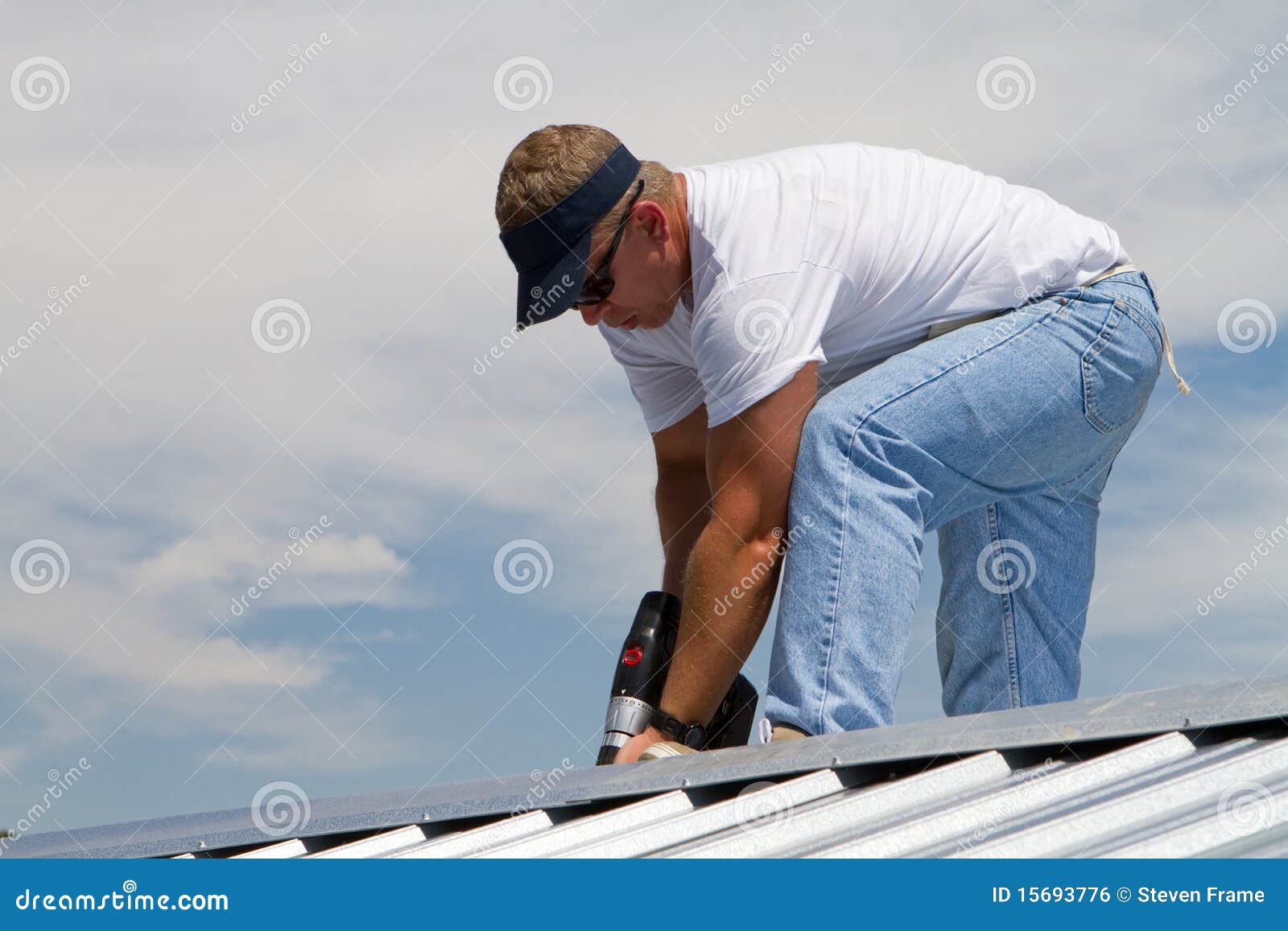 De Bouwvakker van het dak stock foto. Image of dakwerk - 15693776