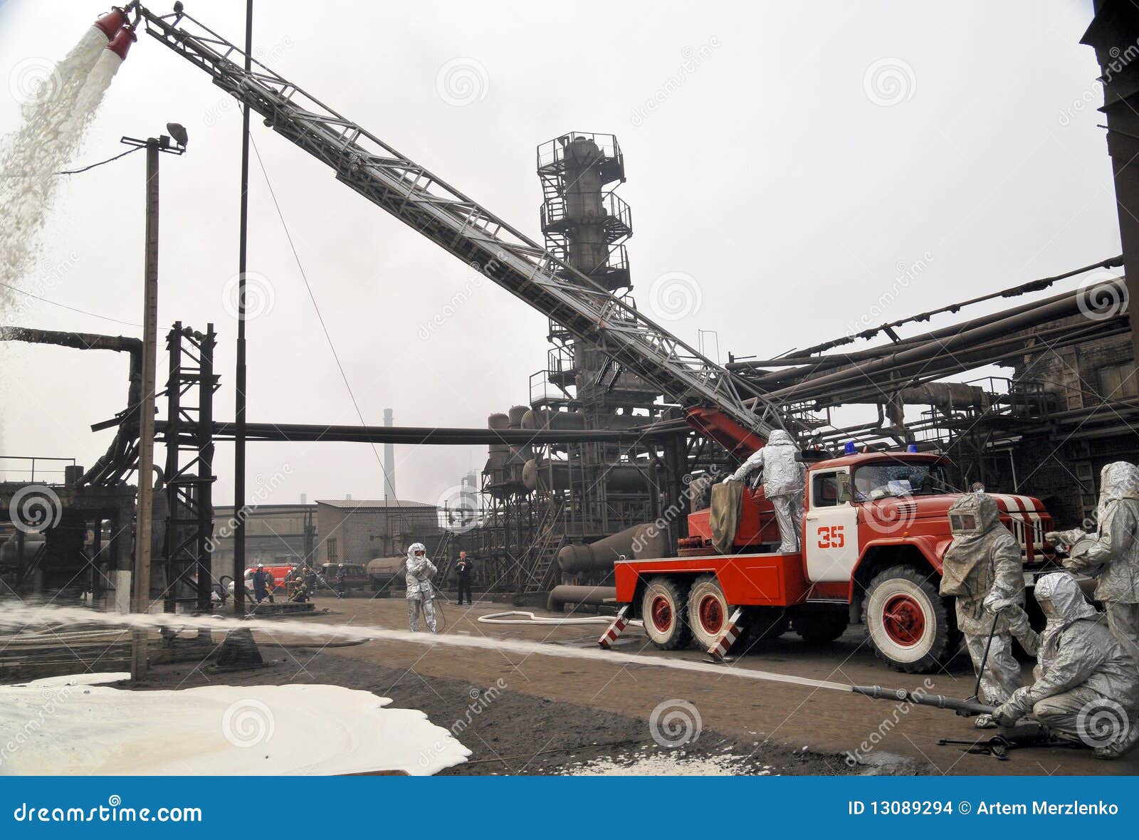 De Brand Van De Raffinaderij Redactionele Stock Afbeelding - Image of ...