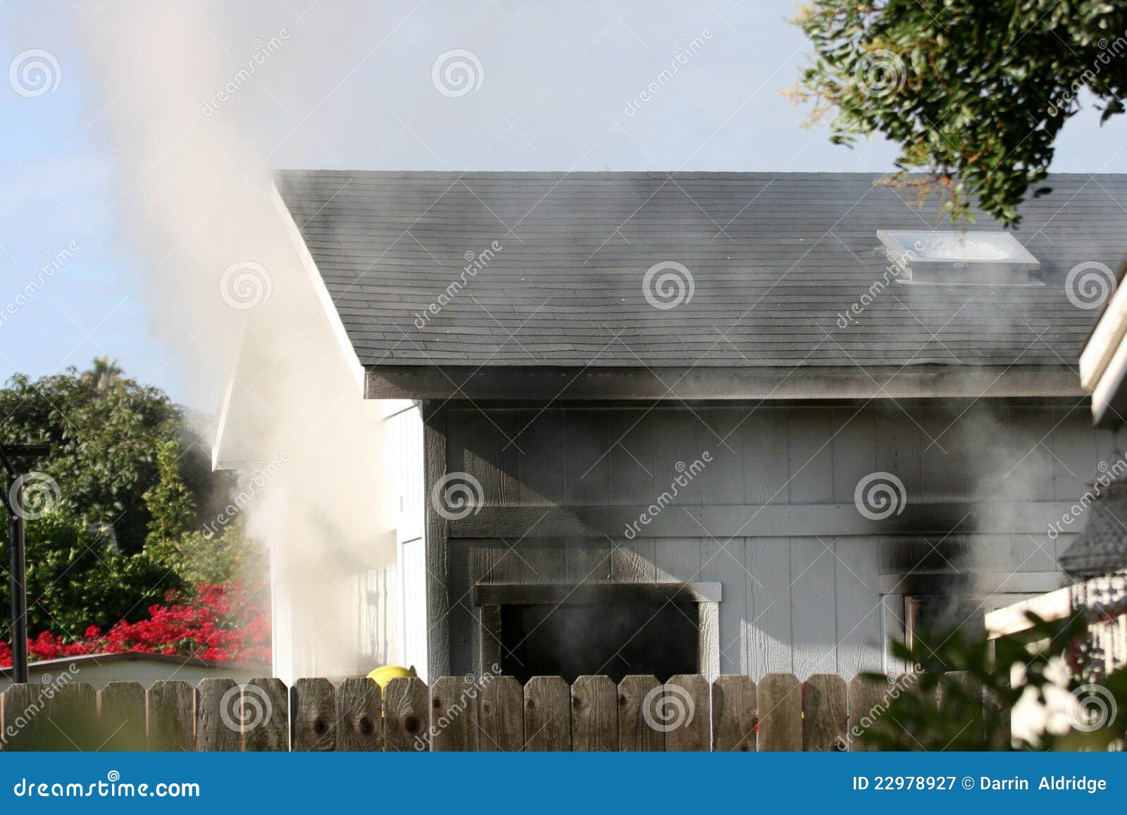 De brand van het huis stock afbeelding. Image of schuur - 22978927