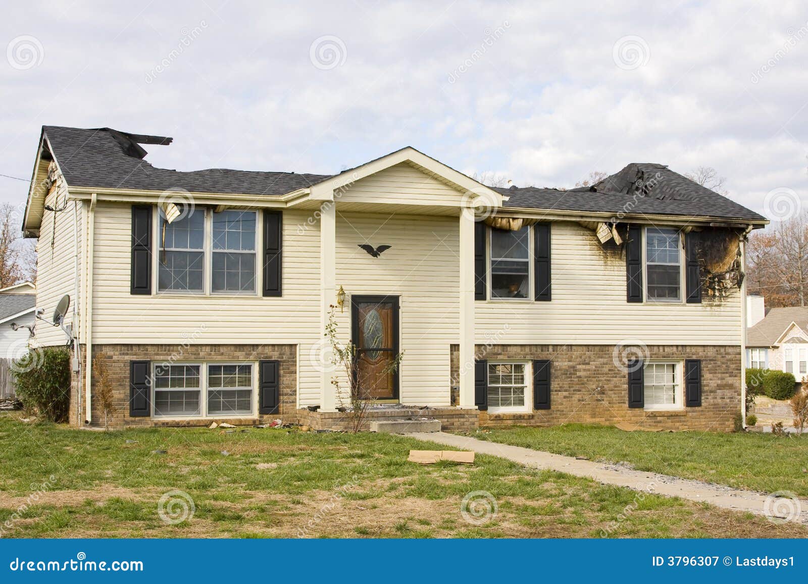 De brand van het huis stock afbeelding. Image of gevaarlijk - 3796307