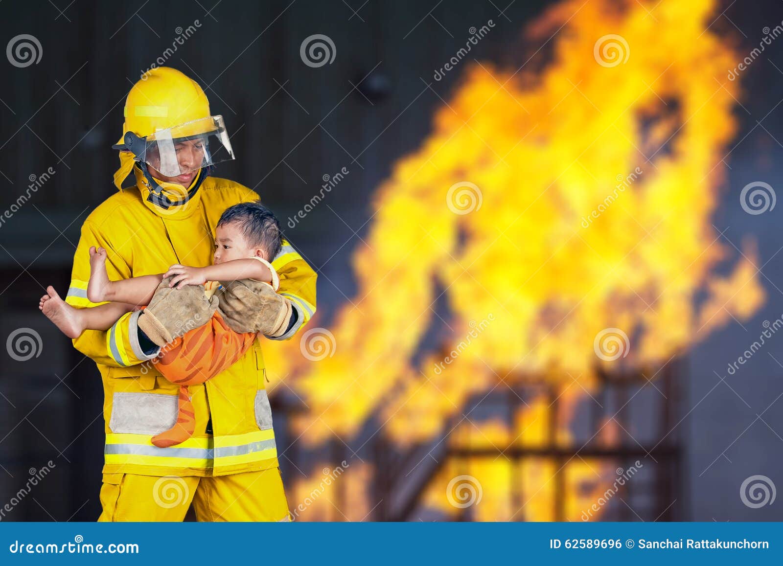 De Brandweerman Redde Het Kind Van De Brand Stock Foto - Image of ...