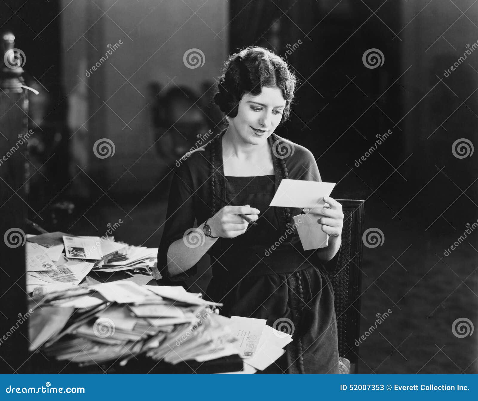 De Brief Van De Vrouwenlezing Met Stapel Van Post Stock Afbeelding ...