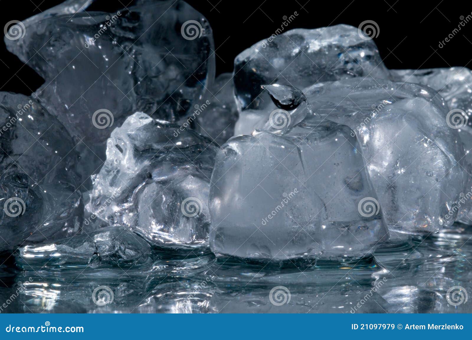 De Brokken Van Ijs Leggen Op De Grond Stock Afbeelding - Image of ijzig ...