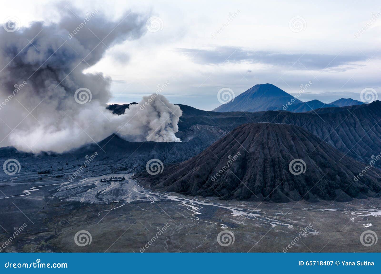 De Bromo-vulkaanuitbarsting, Oost-Java Stock Afbeelding - Image of ...