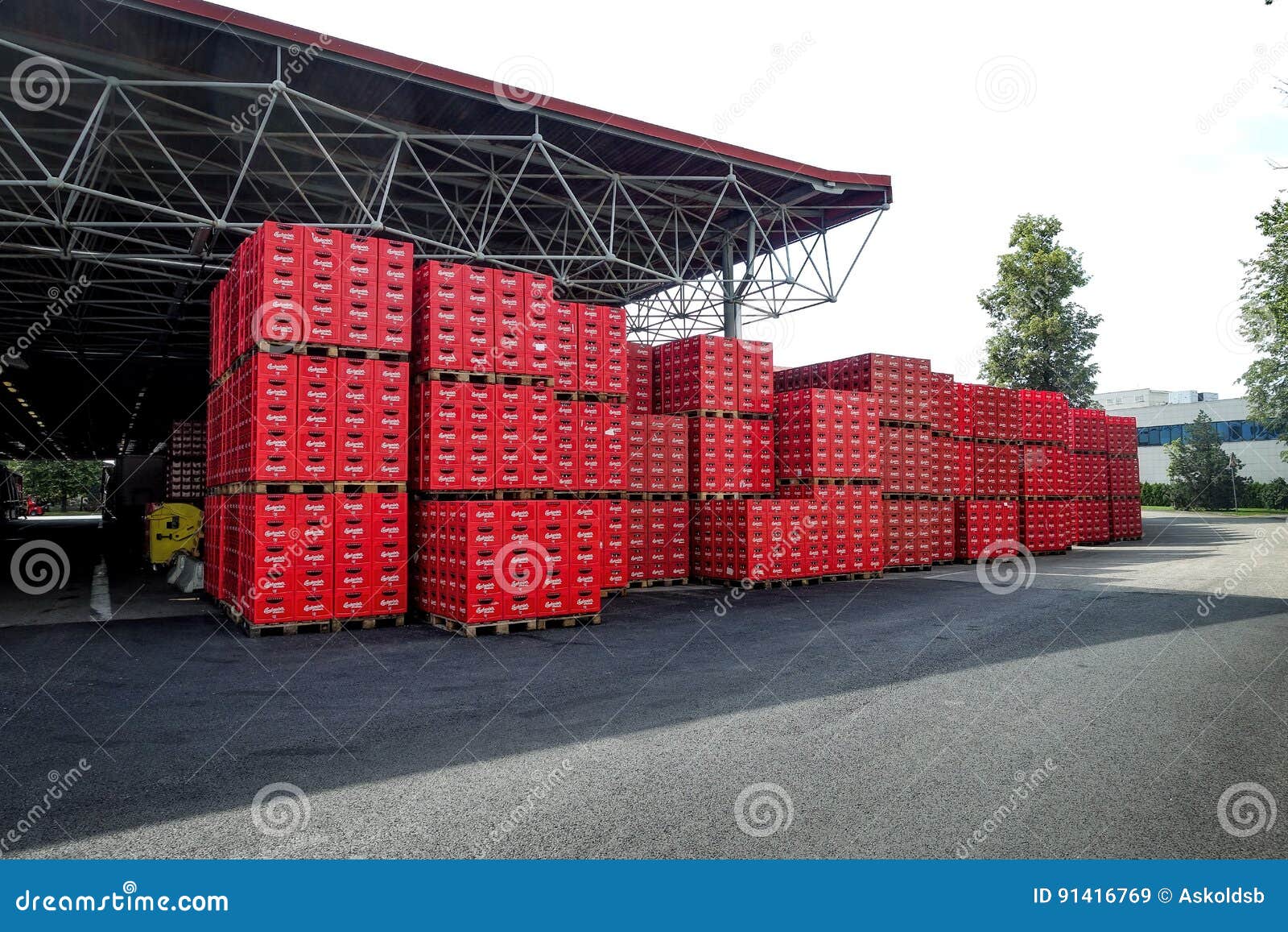 De Brouwerij Van Budvarbudweiser Muur Van Bierkratten Redactionele ...