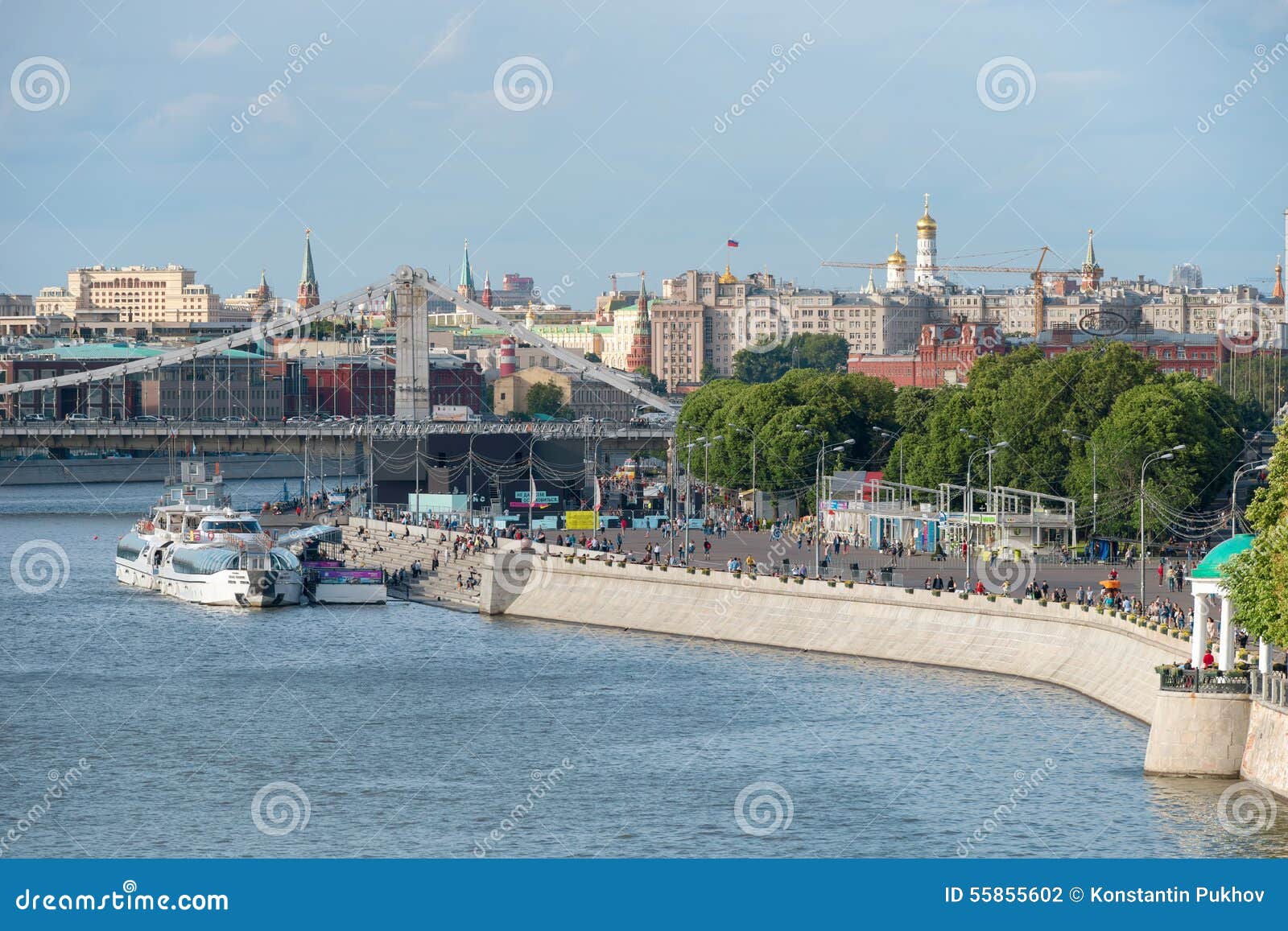 De Brug Over De Rivier Van Moskou Redactionele Fotografie - Image of ...