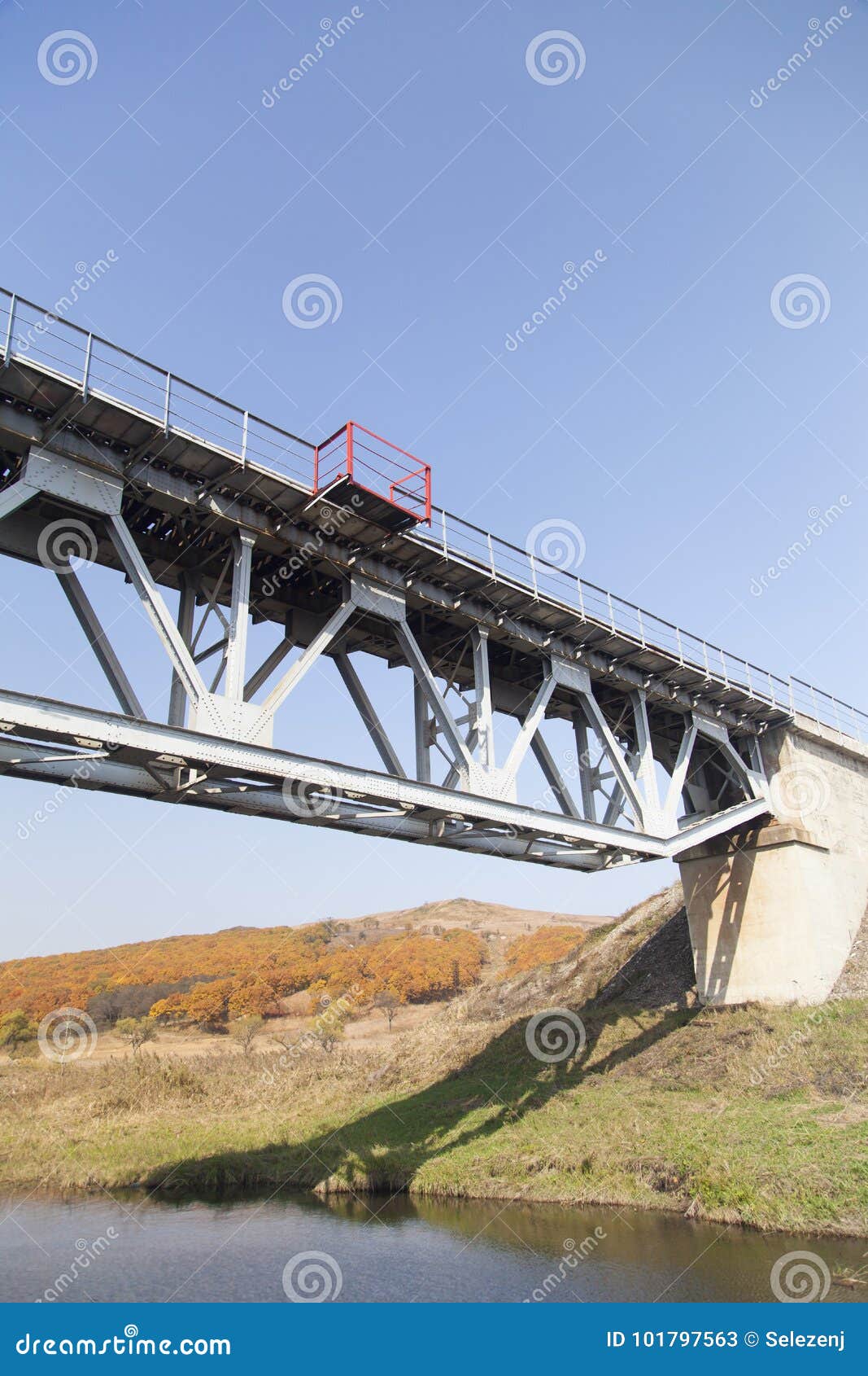 De brug over de rivier stock afbeelding. Image of geschiedenis - 101797563