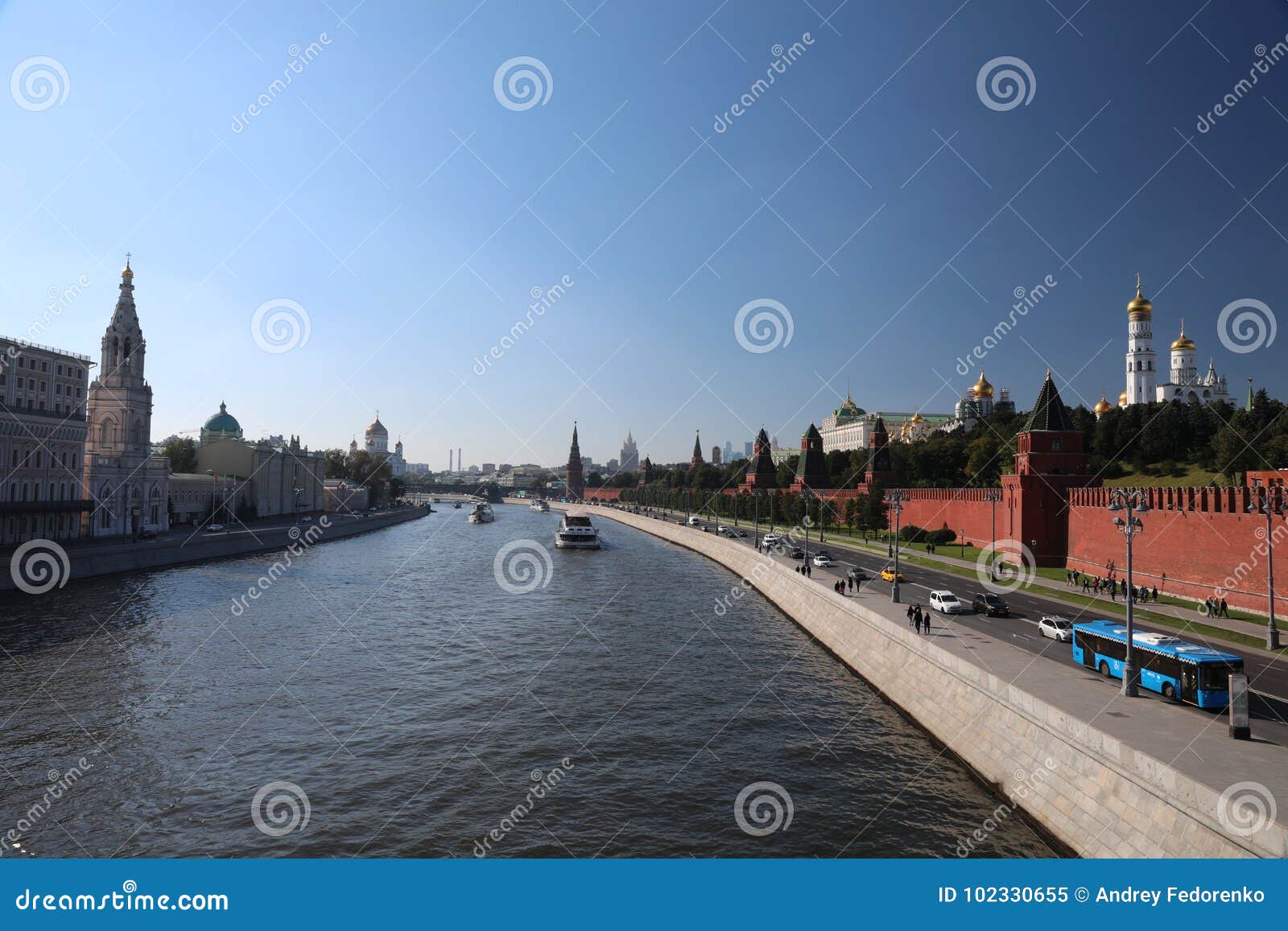 De Brug Over De Rivier Van Moskou Redactionele Afbeelding - Image of ...