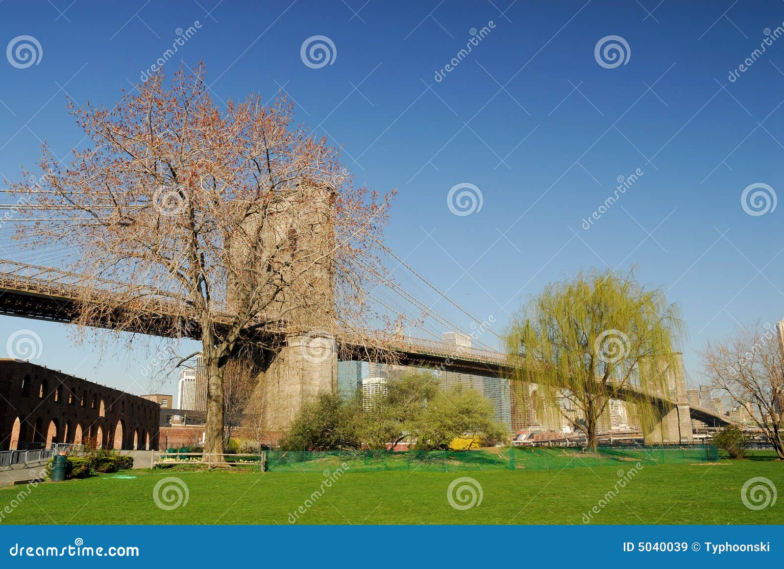 De Brug Van Brooklyn Met Een Klein Park Stock Afbeelding - Image of ...