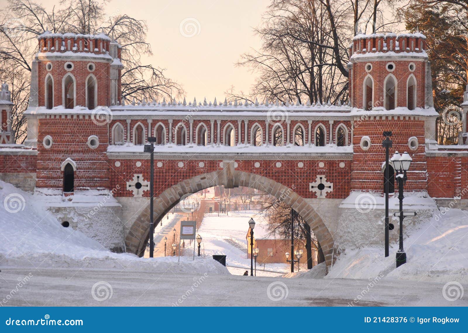 De Brug Van De Baksteen Over Het Ravijn in Tsaritsyno Stock Foto ...