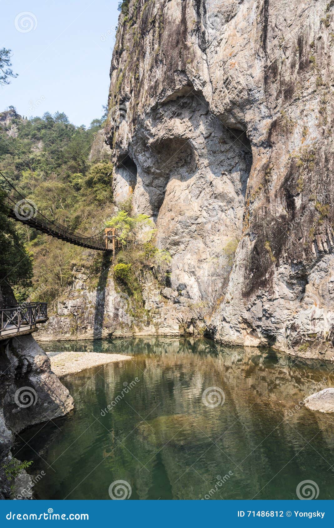 De Brug Van De Opschorting Bridge Stock Foto - Image of heuvel, nave ...