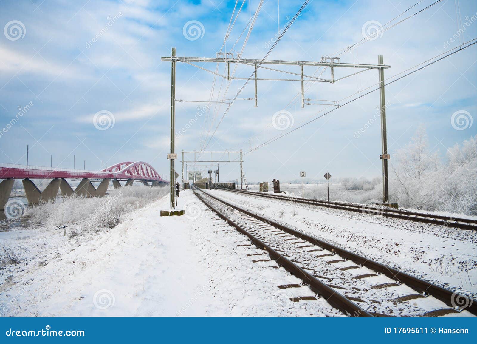 De brug van de spoorweg stock afbeelding. Image of water - 17695611