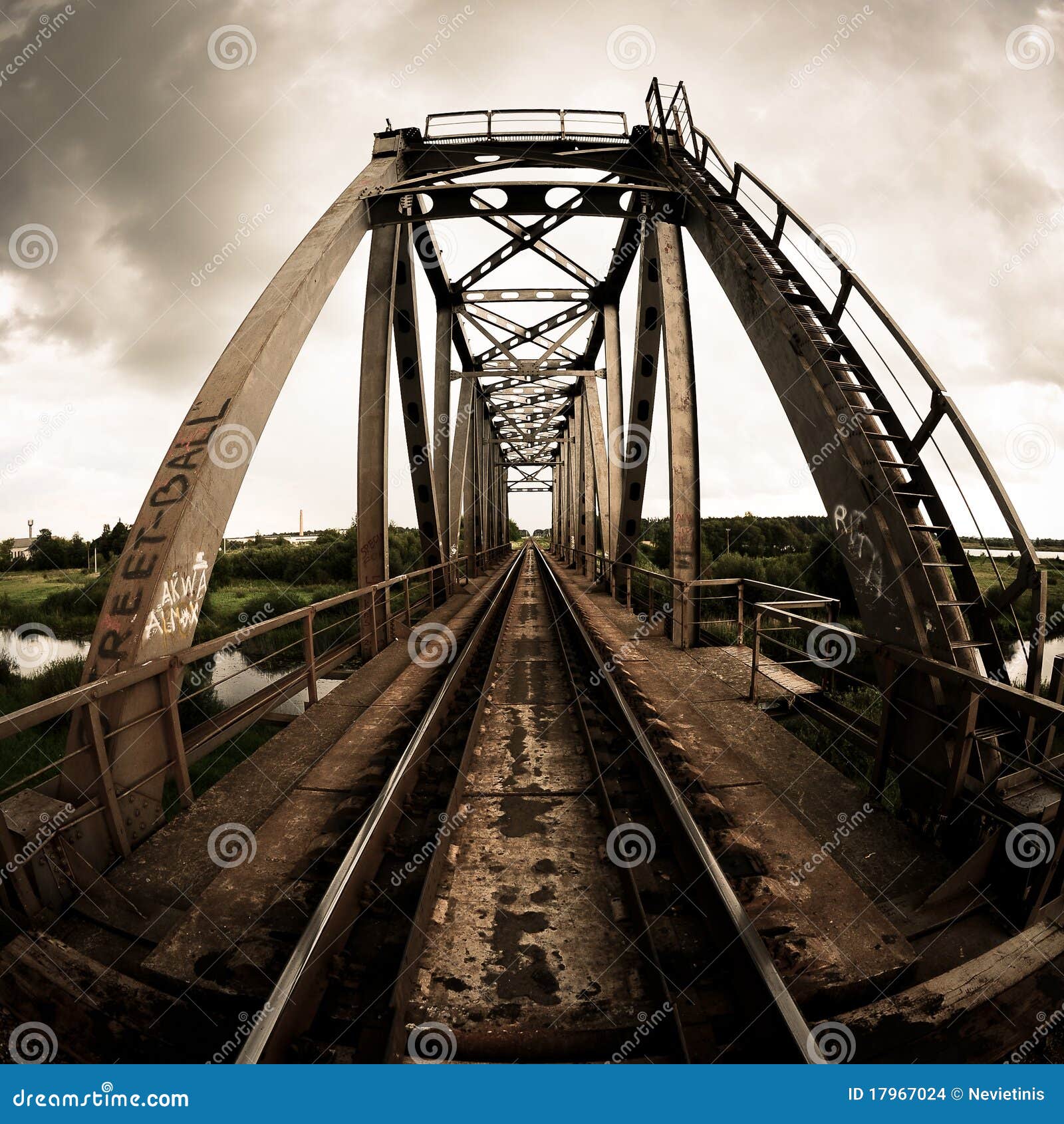 De Brug van de spoorweg stock foto. Image of oneindigheid - 17967024