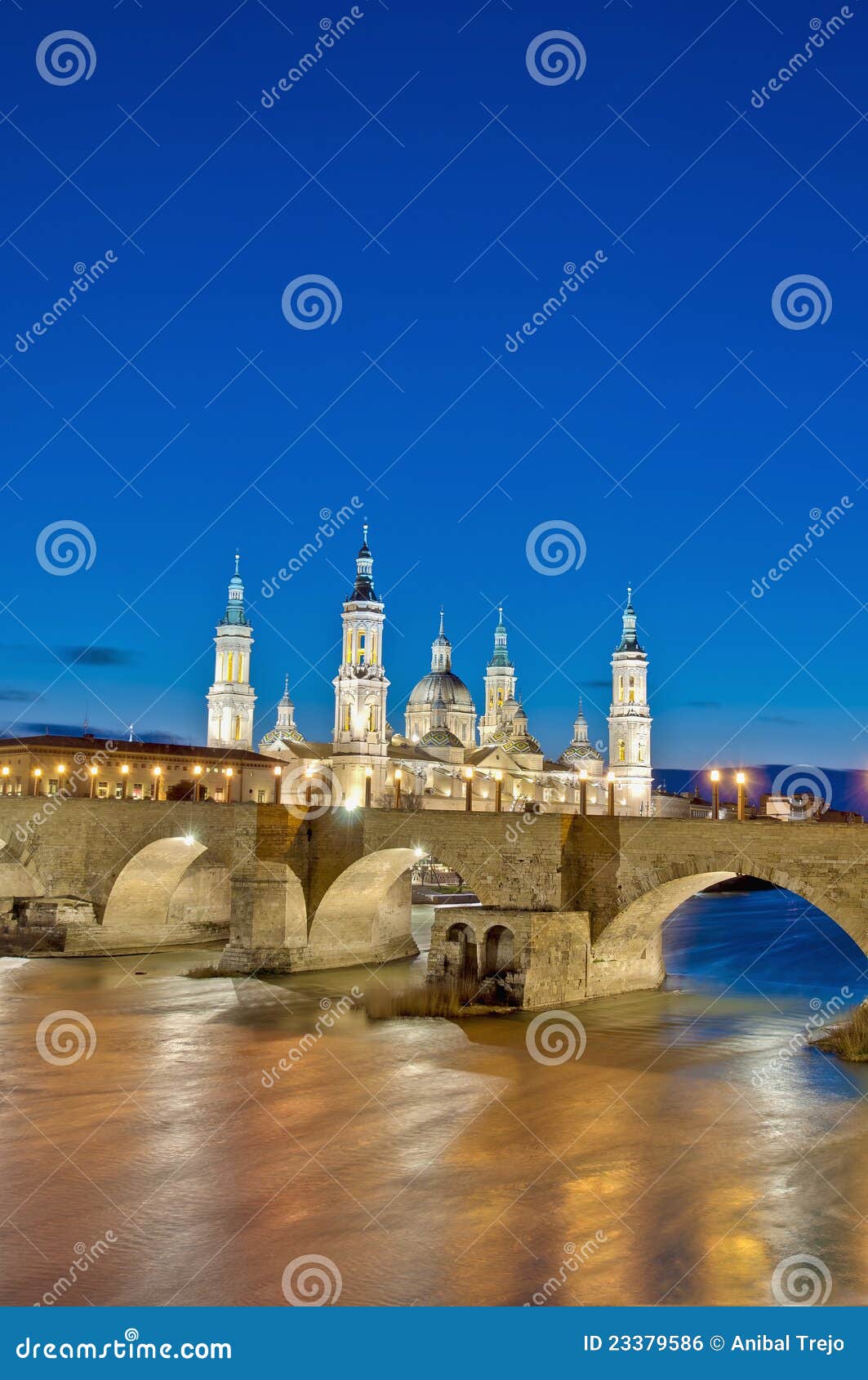 De Brug Van De Steen En Ebro Rivier in Zaragoza, Spanje Stock Foto ...
