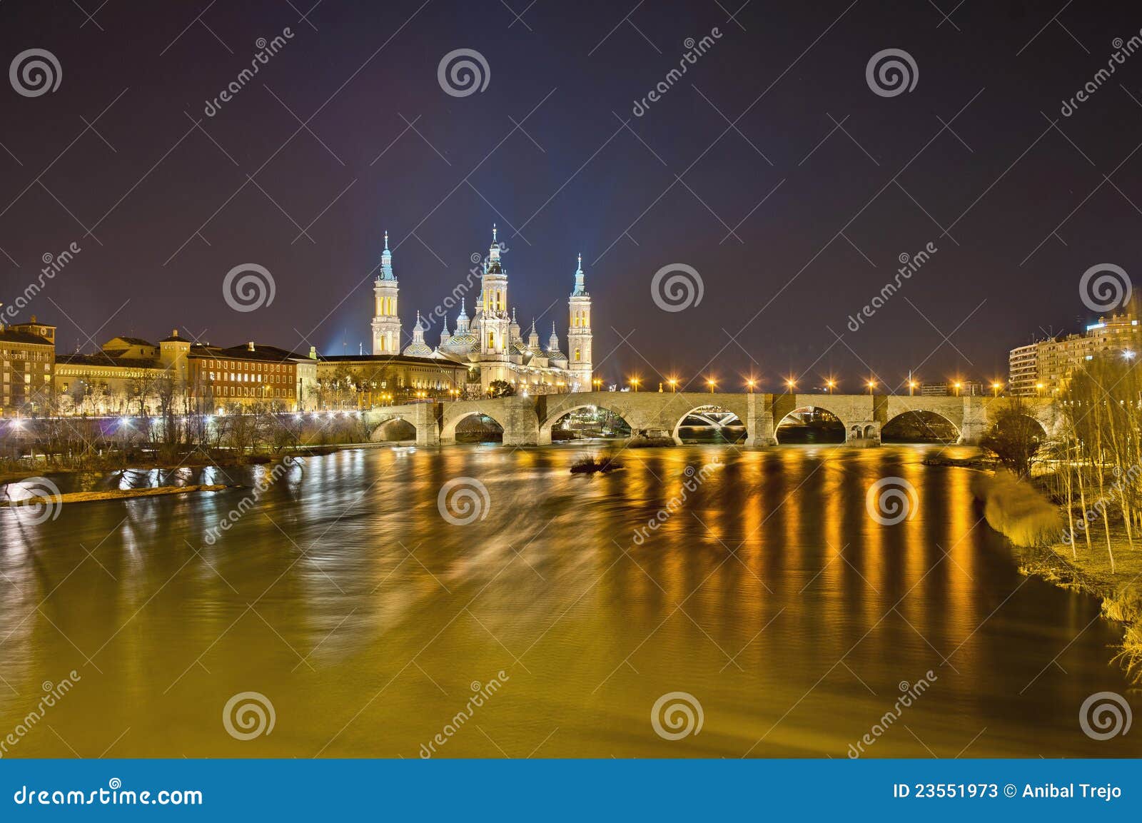 De Brug Van De Steen Op Ebro Rivier in Zaragoza, Spanje Stock ...