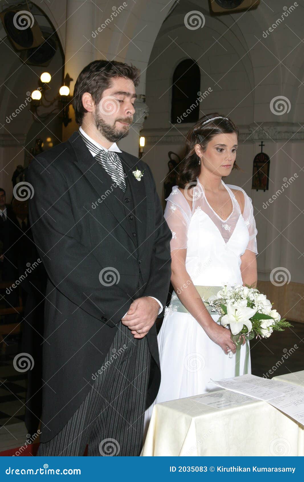 De Bruid En De Bruidegom Bij Veranderen Stock Afbeelding - Image of ...