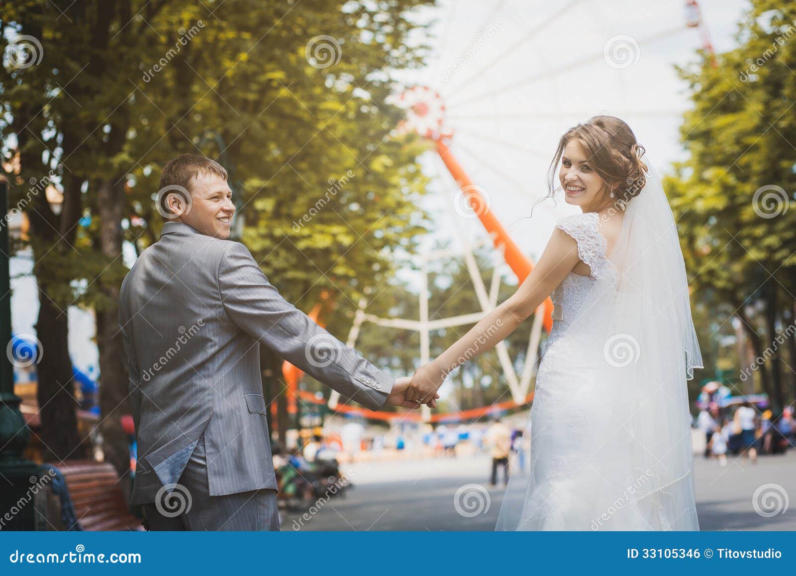 De Bruid En De Bruidegom Zitten in Het Park Stock Foto - Image of ...