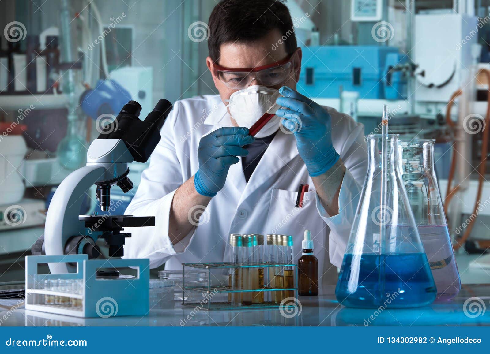 De Buis Van Het De Holdingsbloed Van De Laboratoriumtechnicus in Het De ...