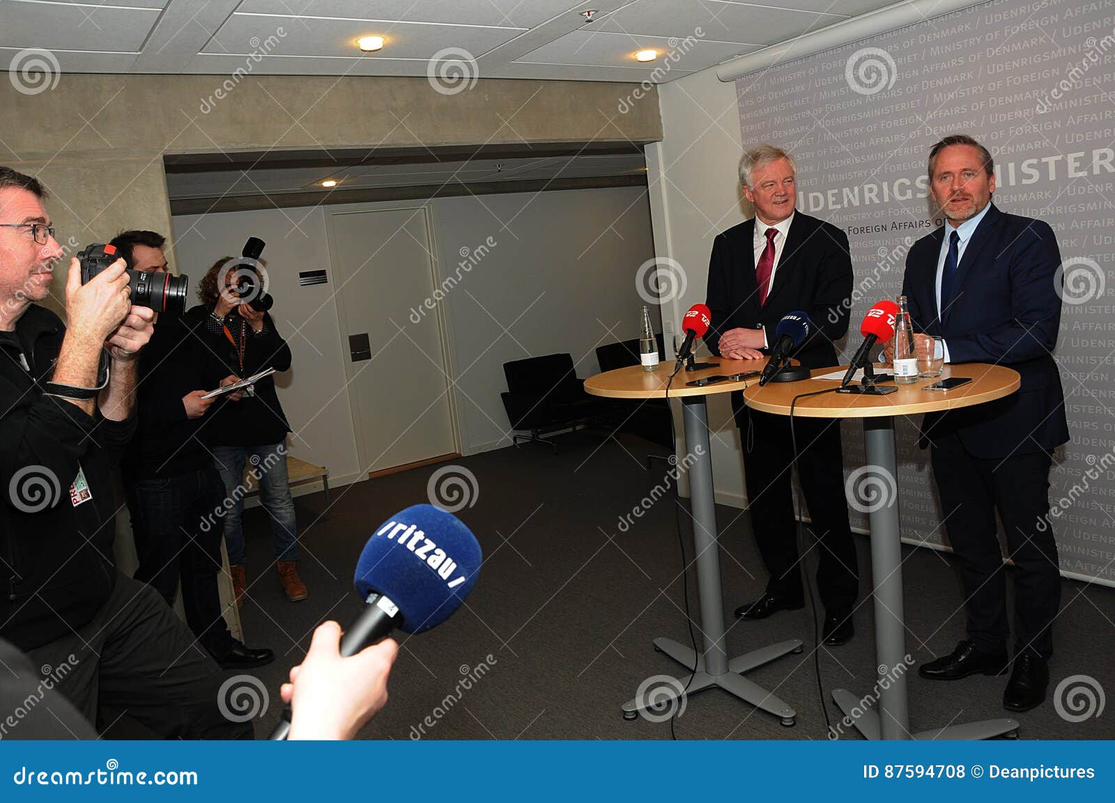 DE BUITENLANDSE SEKTE VAN DAVID DAVIS MET ANDERS SAMUELSEN Redactionele ...