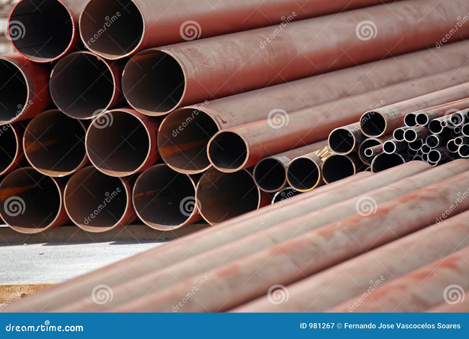 De Buizen Van Het Ijzer Met Roest Stock Afbeelding - Image of metaal ...