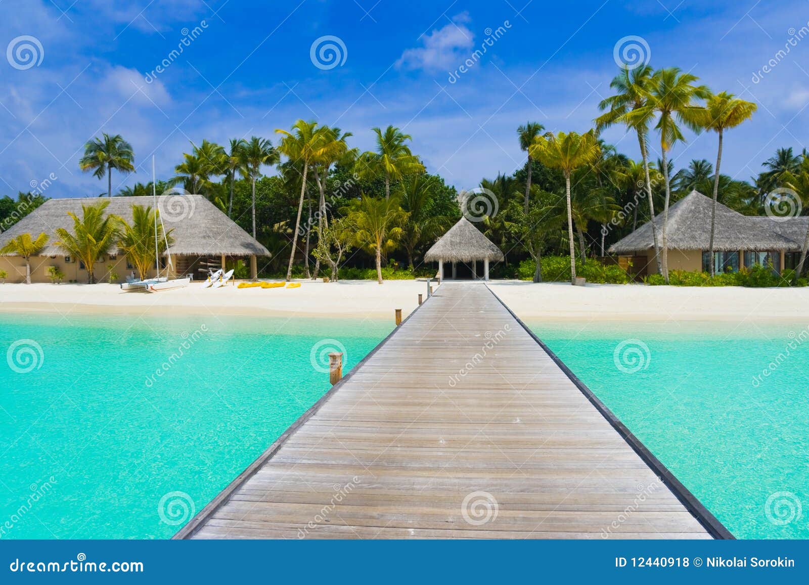 De Bungalowwen Van Het Strand Op Een Tropisch Eiland Stock Foto - Image ...
