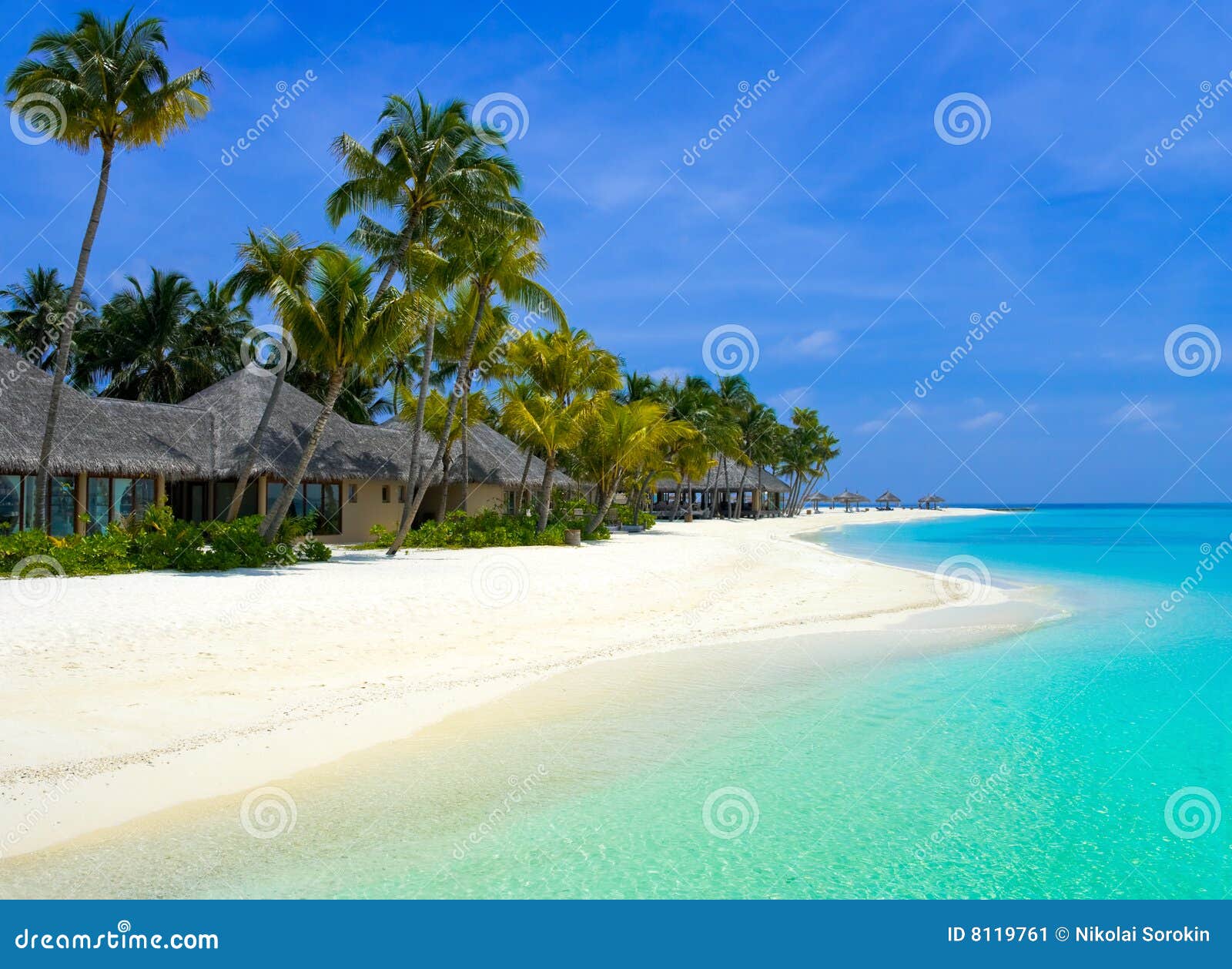 De Bungalowwen Van Het Strand Op Een Tropisch Eiland Stock Afbeelding ...