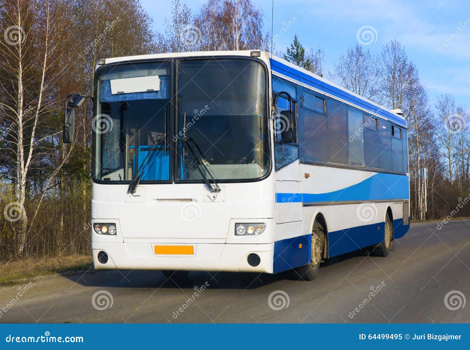 De bus gaat op de weg stock afbeelding. Image of tafereel - 64499495
