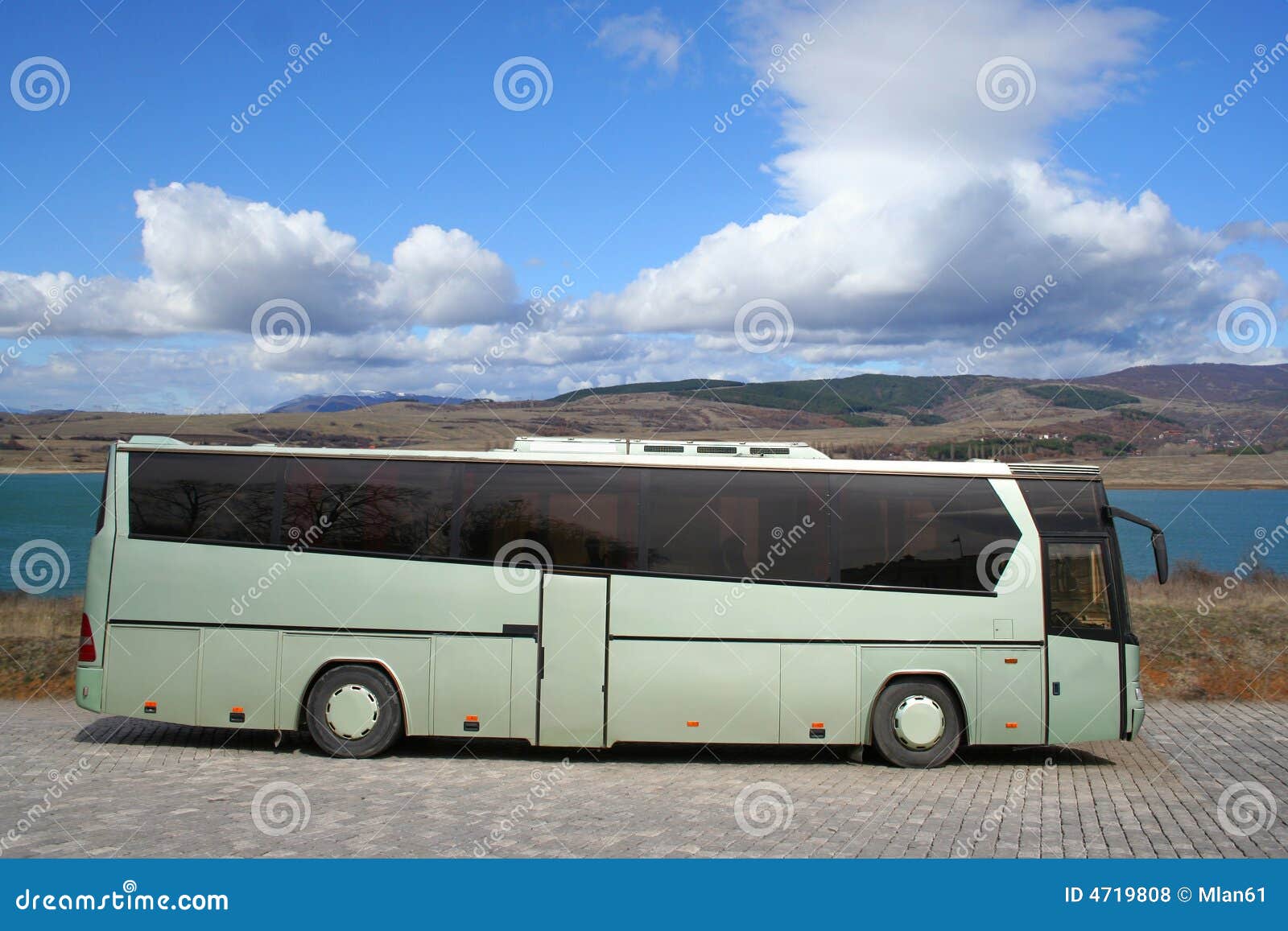 De bus van de reis stock foto. Image of wolk, vervoer - 4719808