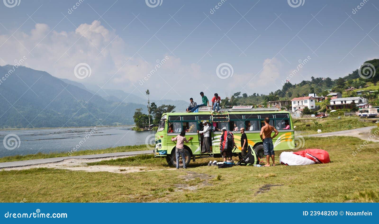De bus van Nepali redactionele afbeelding. Image of volledig - 23948200