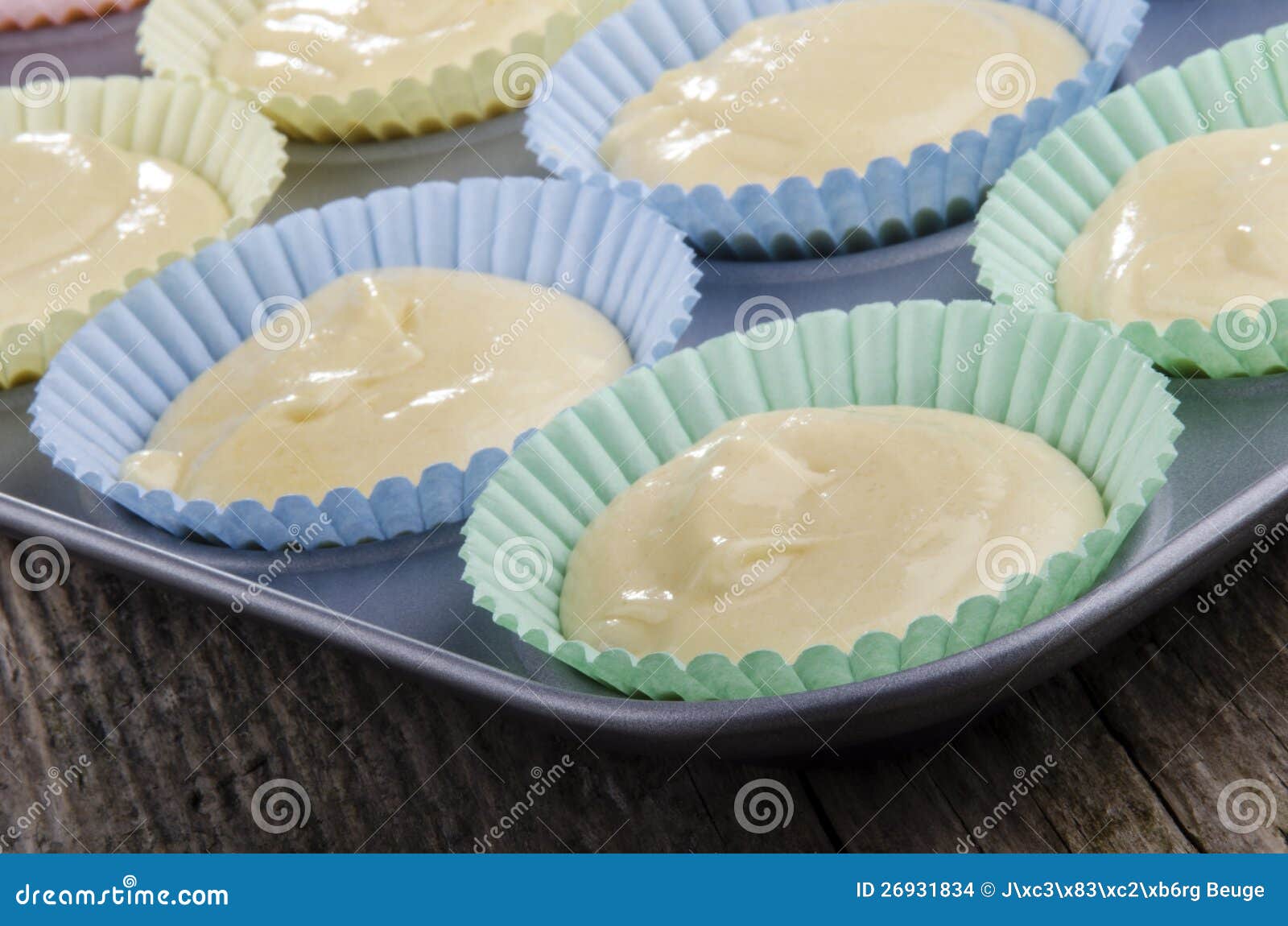 De Cakebeslag Van De Vanille in Een Cupcakebakvorm Stock Foto - Image ...