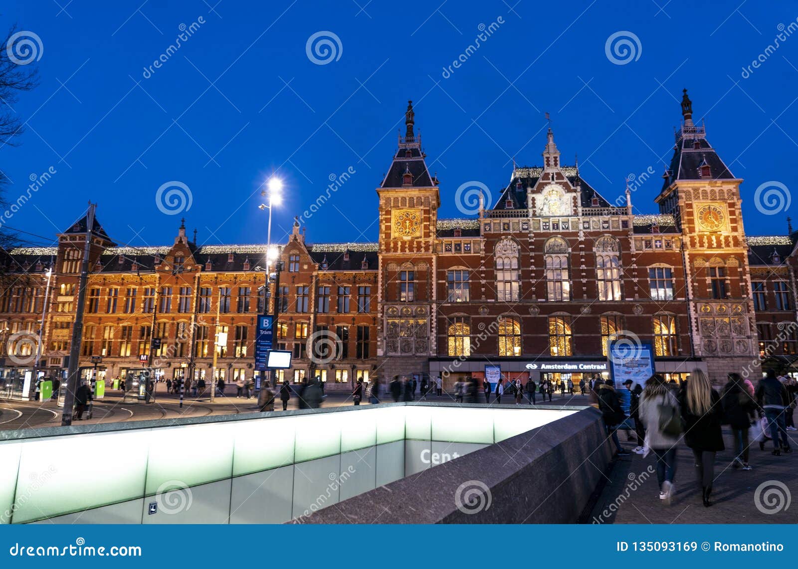 De Centrale Post Van Amsterdam in De Avond Redactionele Stock ...