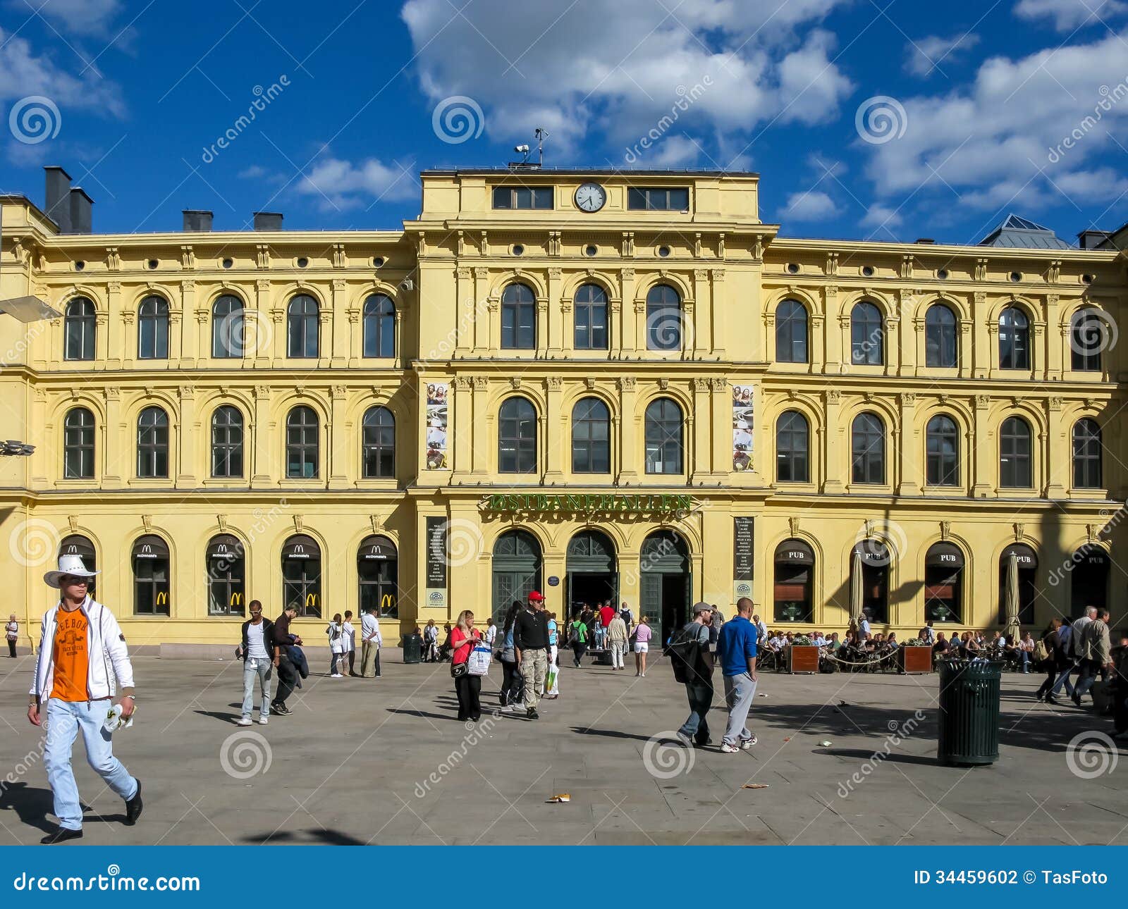 De Centrale Post Van Oslo, Jernbanetorget, Noorwegen Redactionele ...