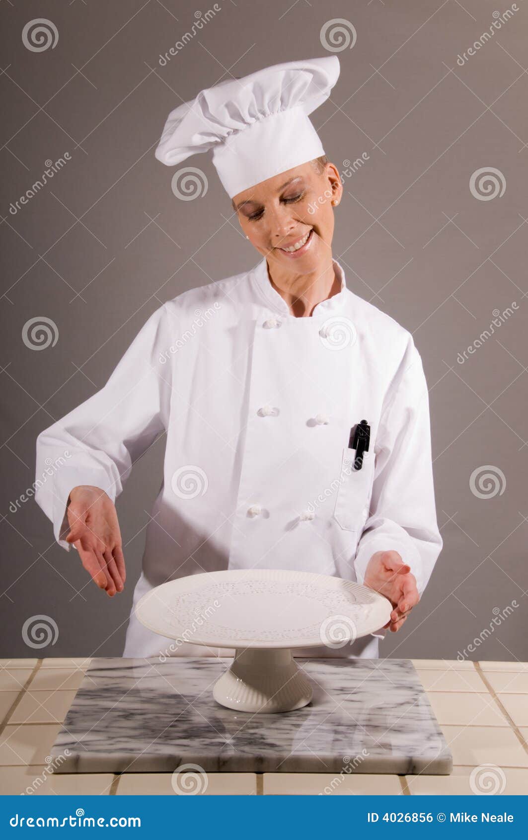 De Chef-kok Stelt Witte Plaat Voor Stock Foto - Image of plaat, keuken ...