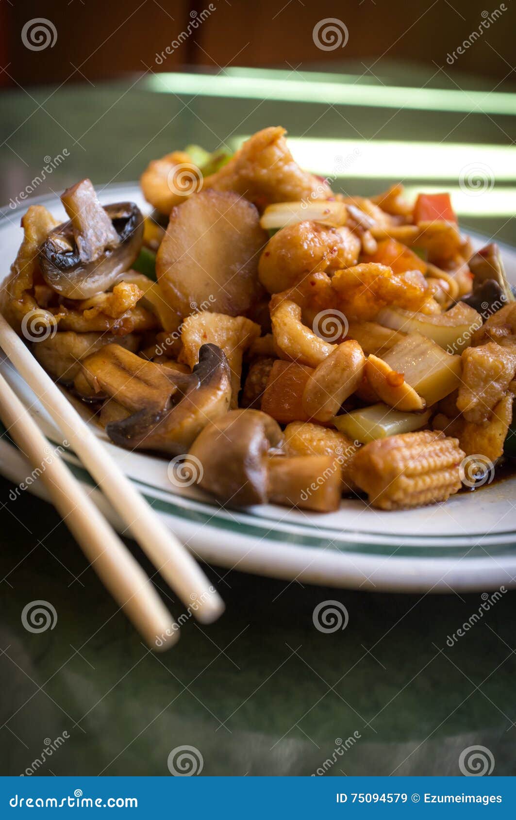 De Chinese Kip Van Kung Pao Stock Afbeelding - Image of chili, sluit ...