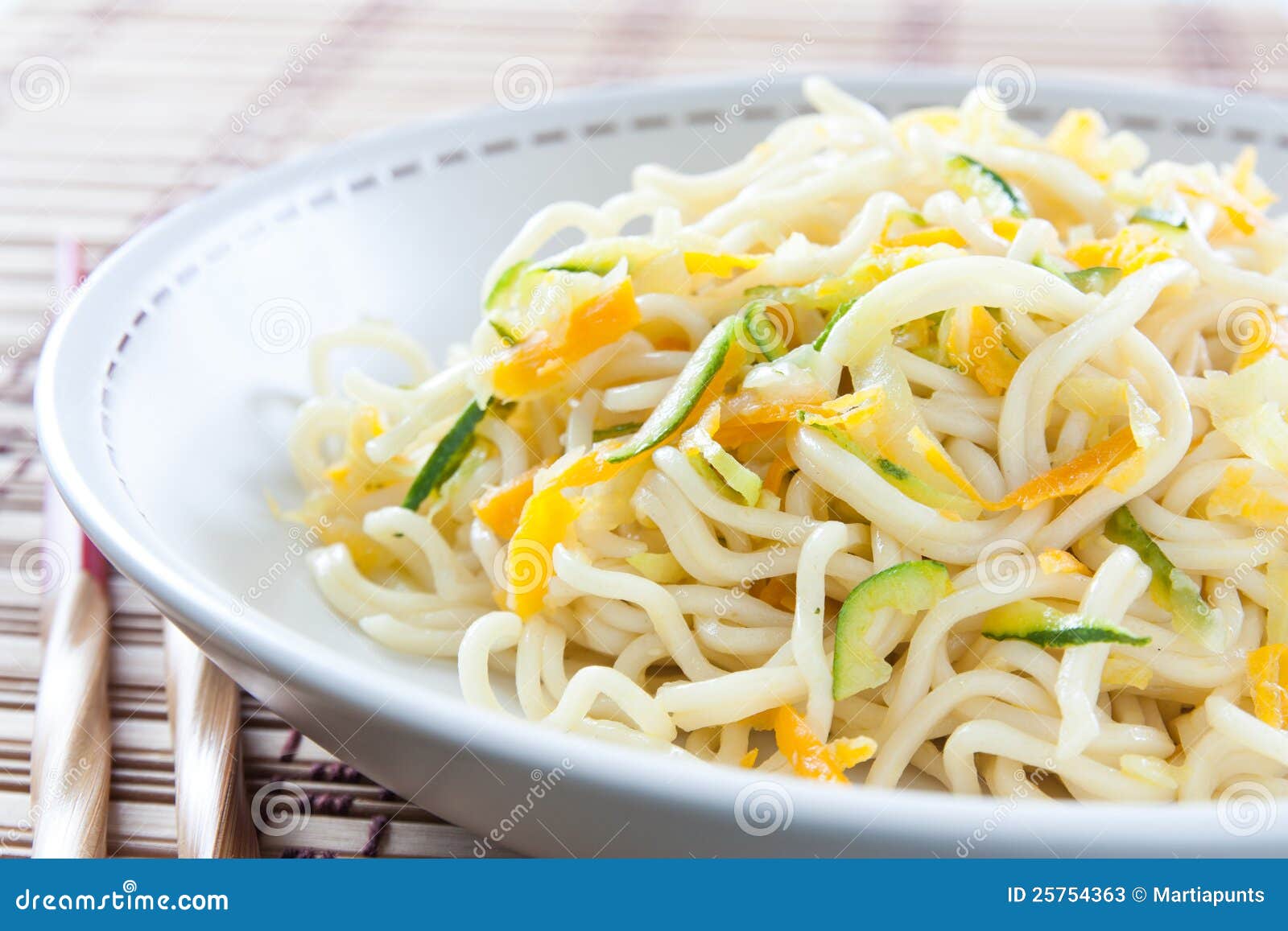 De Chinese Noedels Sauteed Met Groenten Stock Afbeelding - Image of ...