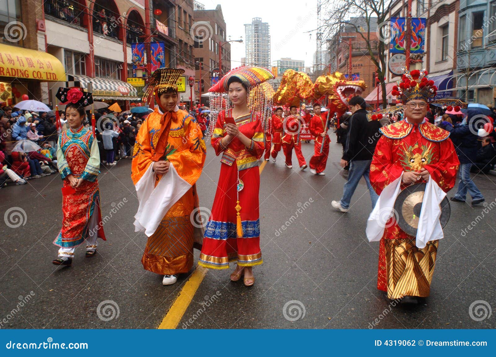 De Chinese Parade Van Het Nieuwjaar Redactionele Fotografie ...