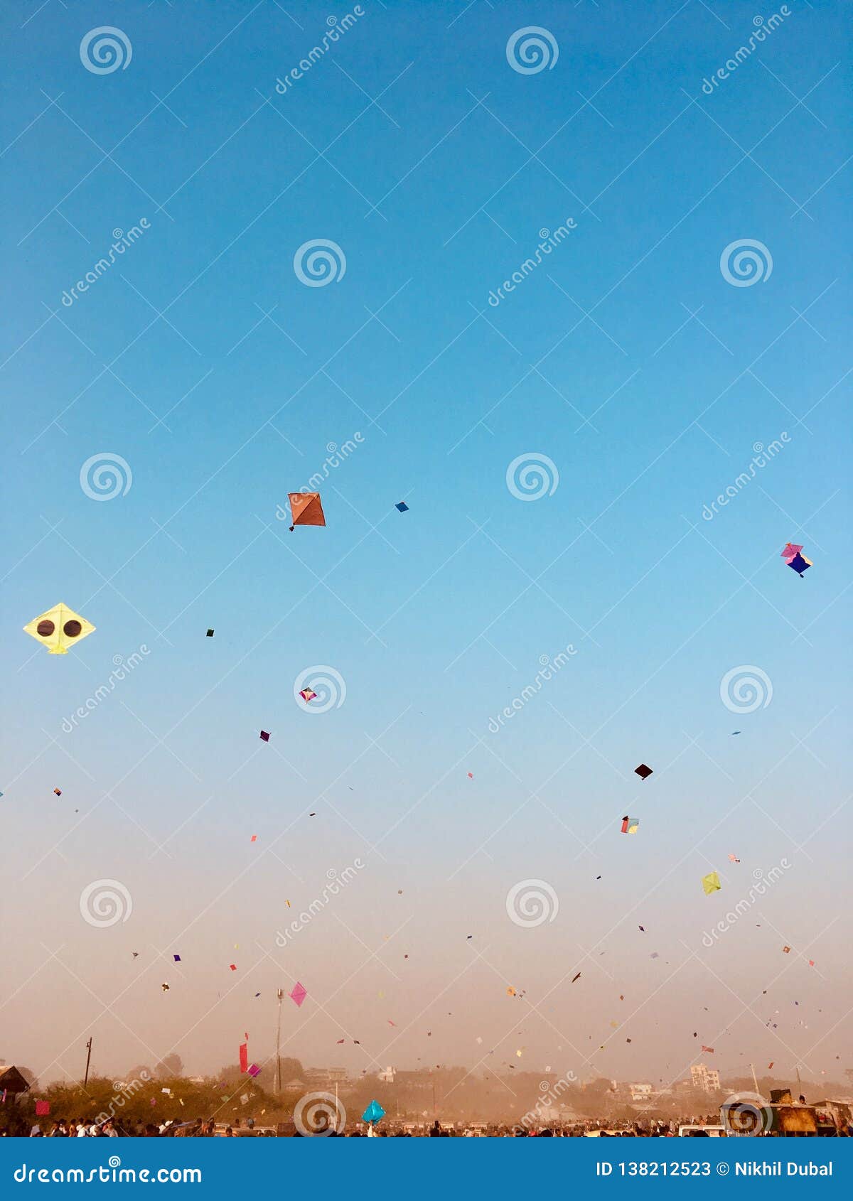 De Cielo Del Azul Cometas Colorido Imagen de archivo - Imagen de ...