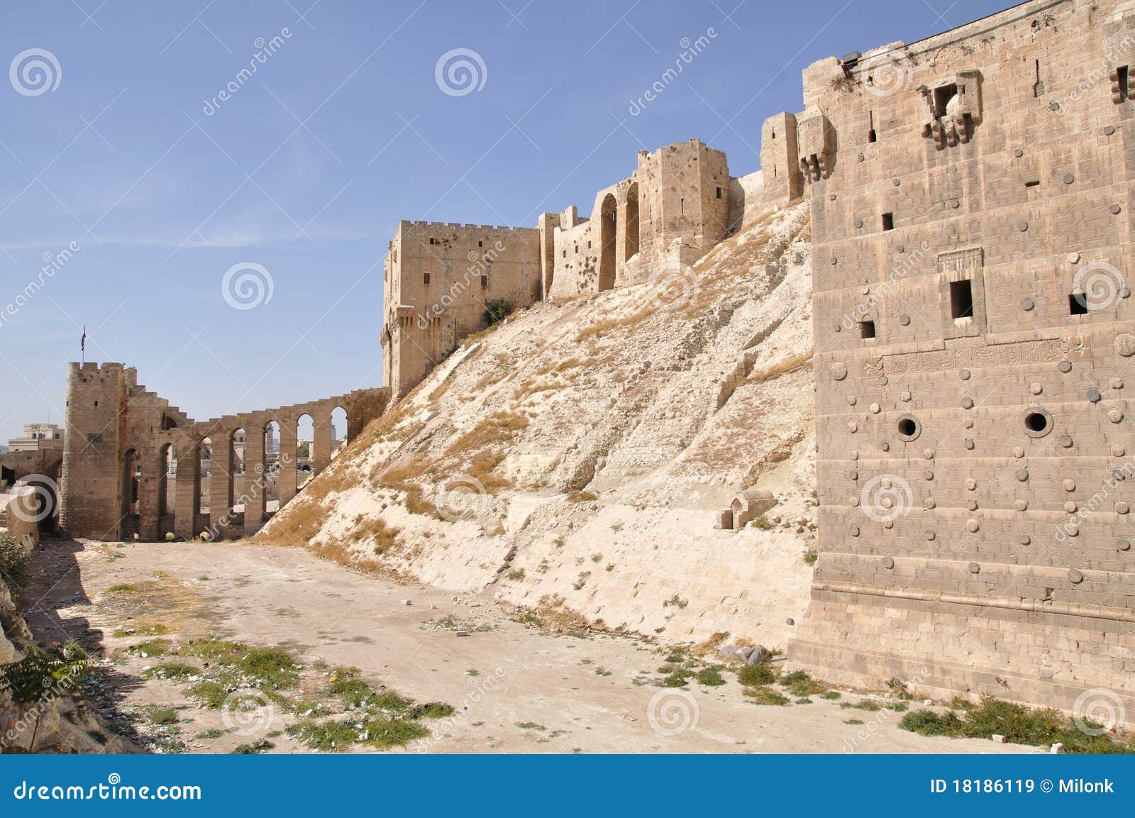 De Citadel Van Aleppo, Syrië Stock Afbeelding - Image of oriëntatiepunt, stad: 18186119