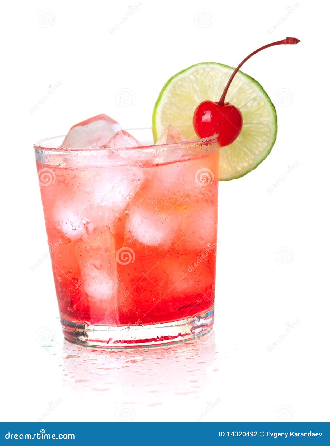 De Cocktail Van De Alcohol Met Marasquin En Kalk Stock Foto - Image of ...