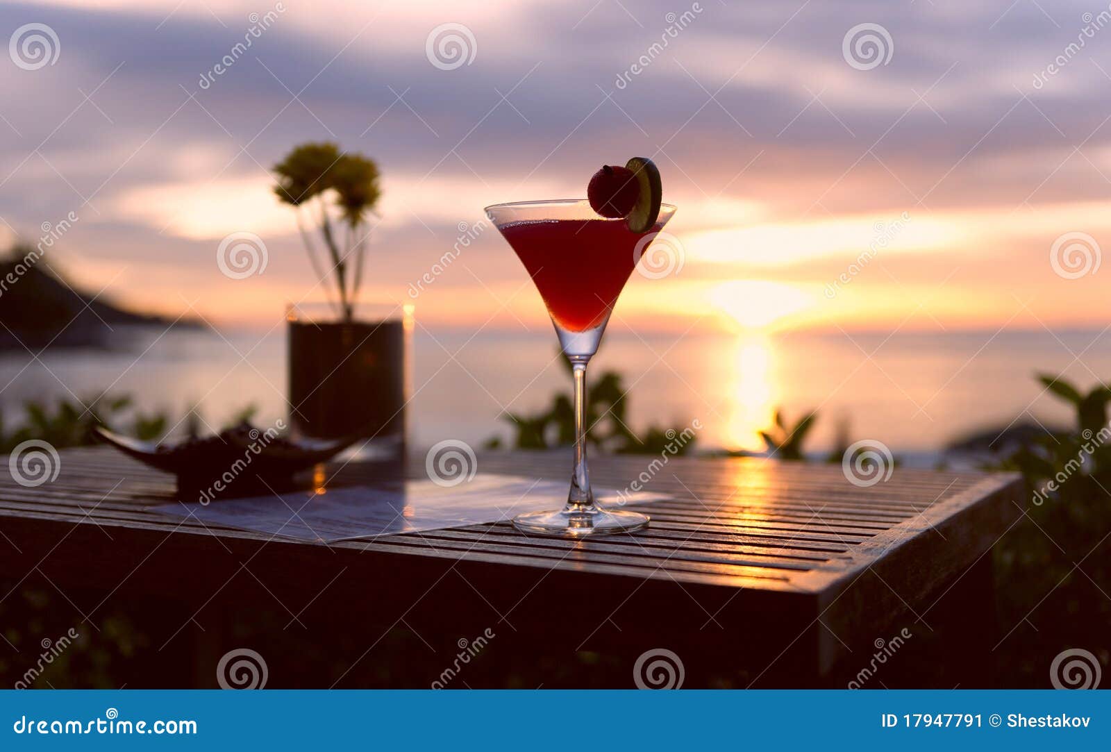 De Cocktail Van De Avond Op Warm Strand Stock Afbeelding - Image of ...