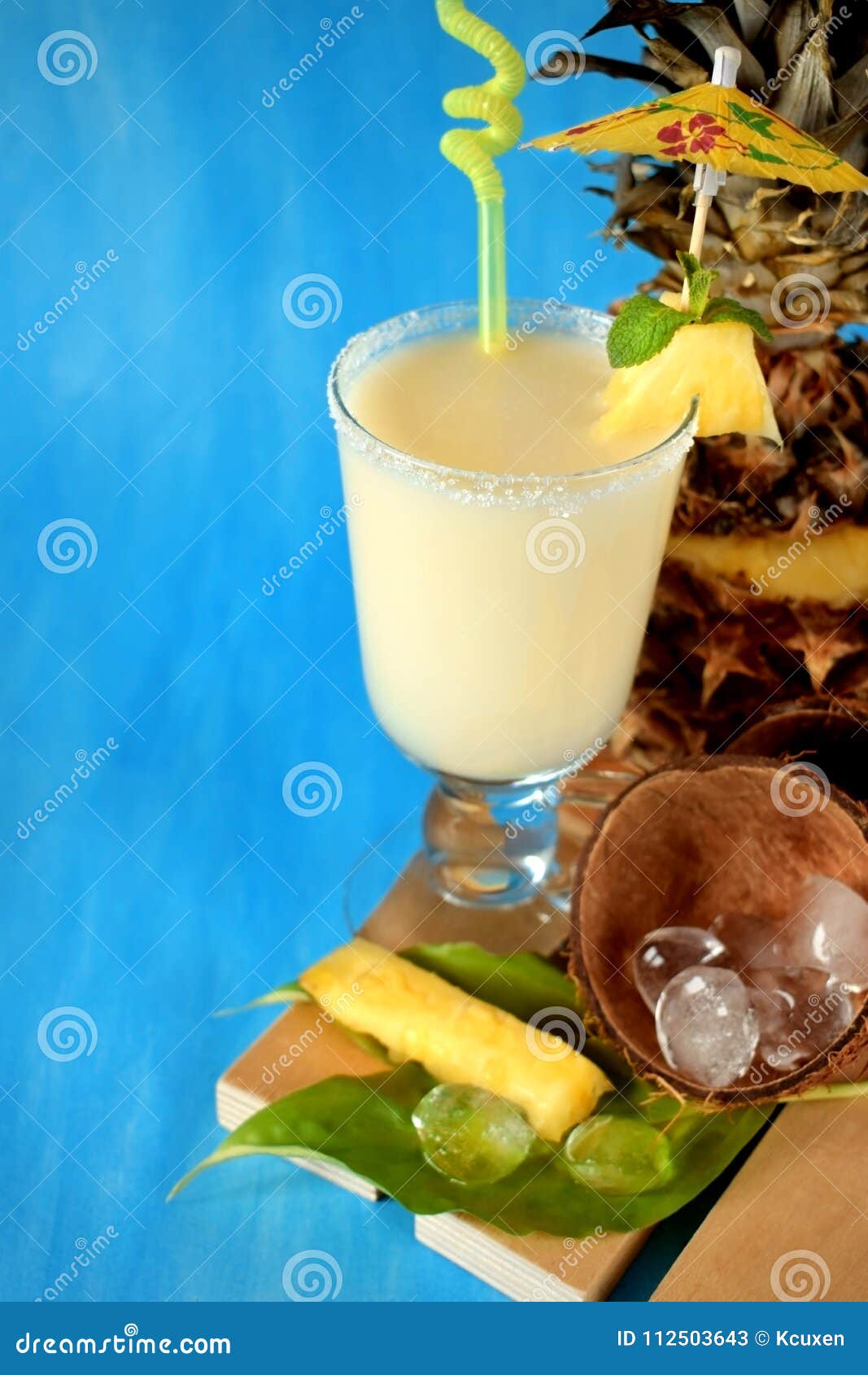 De Cocktail Van Het Melkfruit in Een Ierse Mok Stock Afbeelding - Image ...