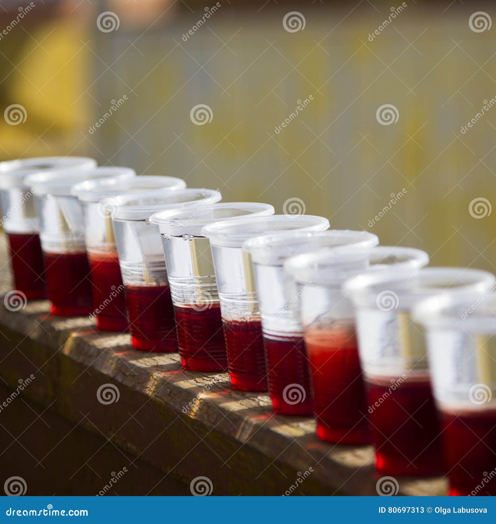 De Cocktail Van Wodka En Stroop in Plastic Koppen in Openlucht Stock ...